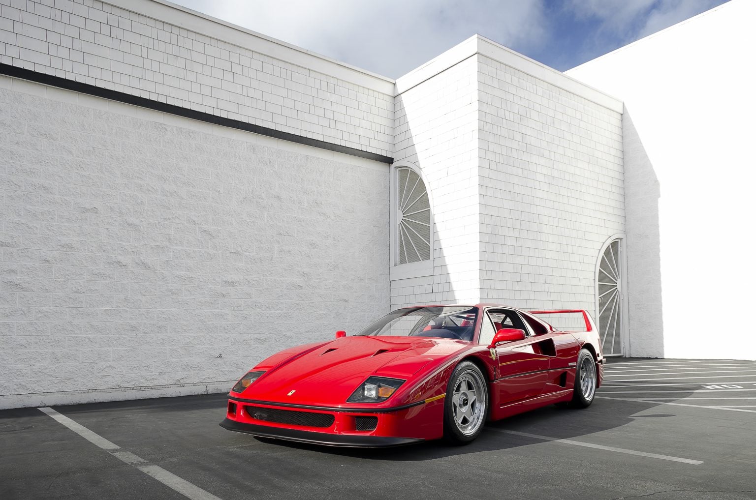 Ile kosztuje Ferrari? Przegląd cen znanych modeli aut tej marki - Go-racing